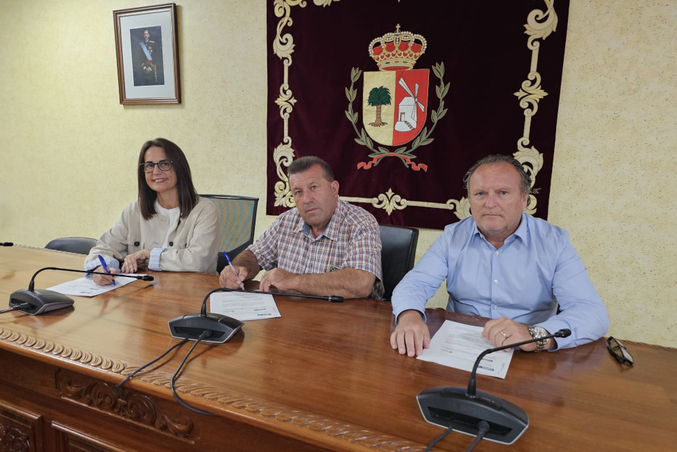Cabildo de Fuerteventura y Ayuntamiento de Antigua suscriben el convenio para la dinamización ...